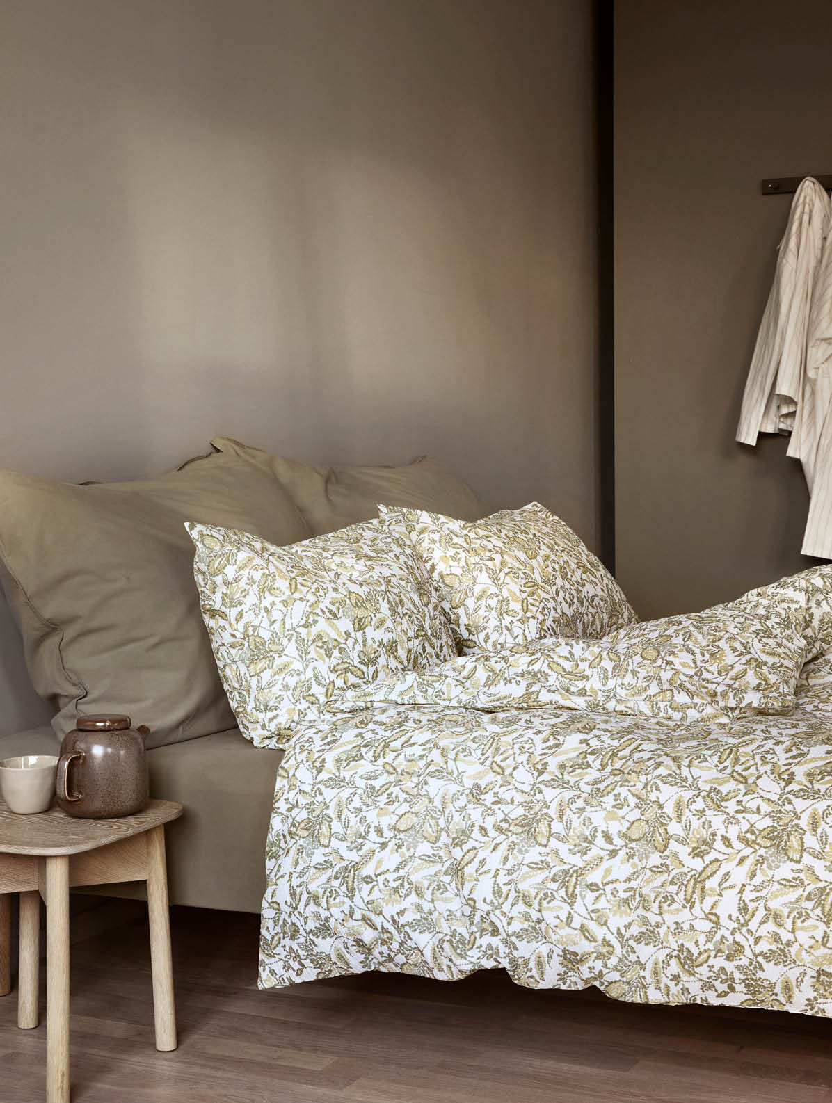 Barbro kreppsengesett olivengrønn